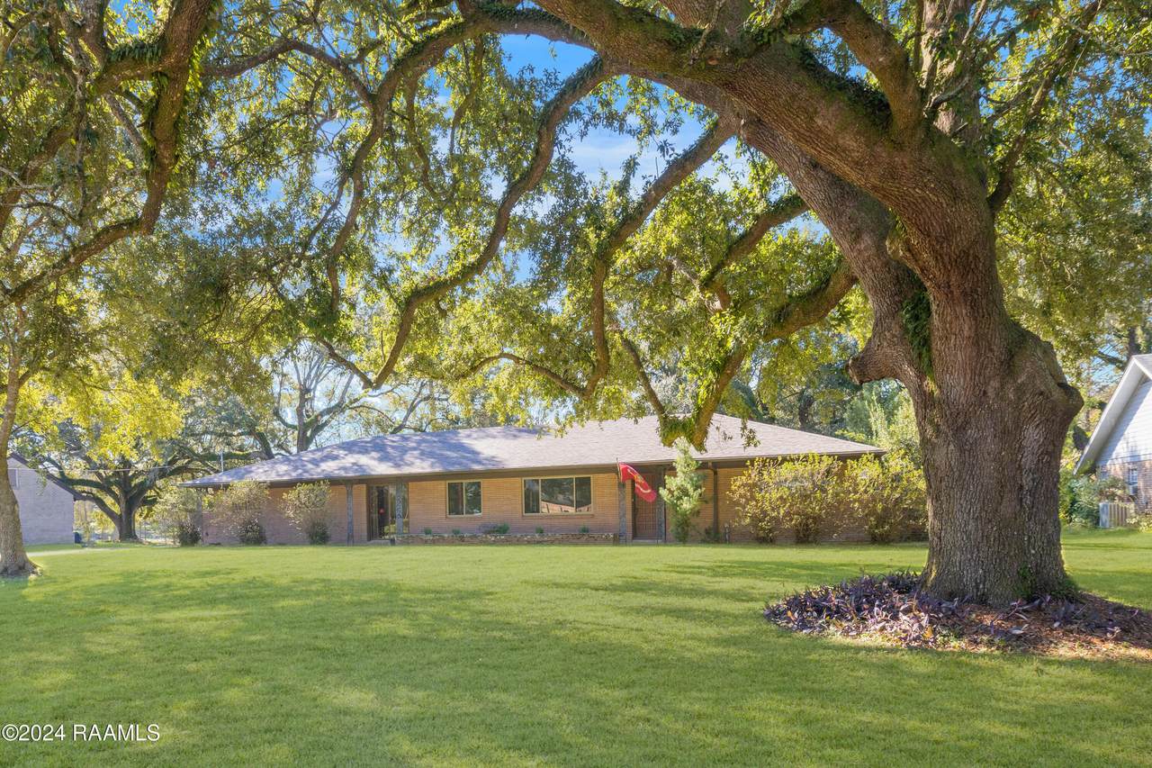 4106 Walnut Drive, New Iberia, LA 70563 (MLS #24010539) :: Keaty Real ...