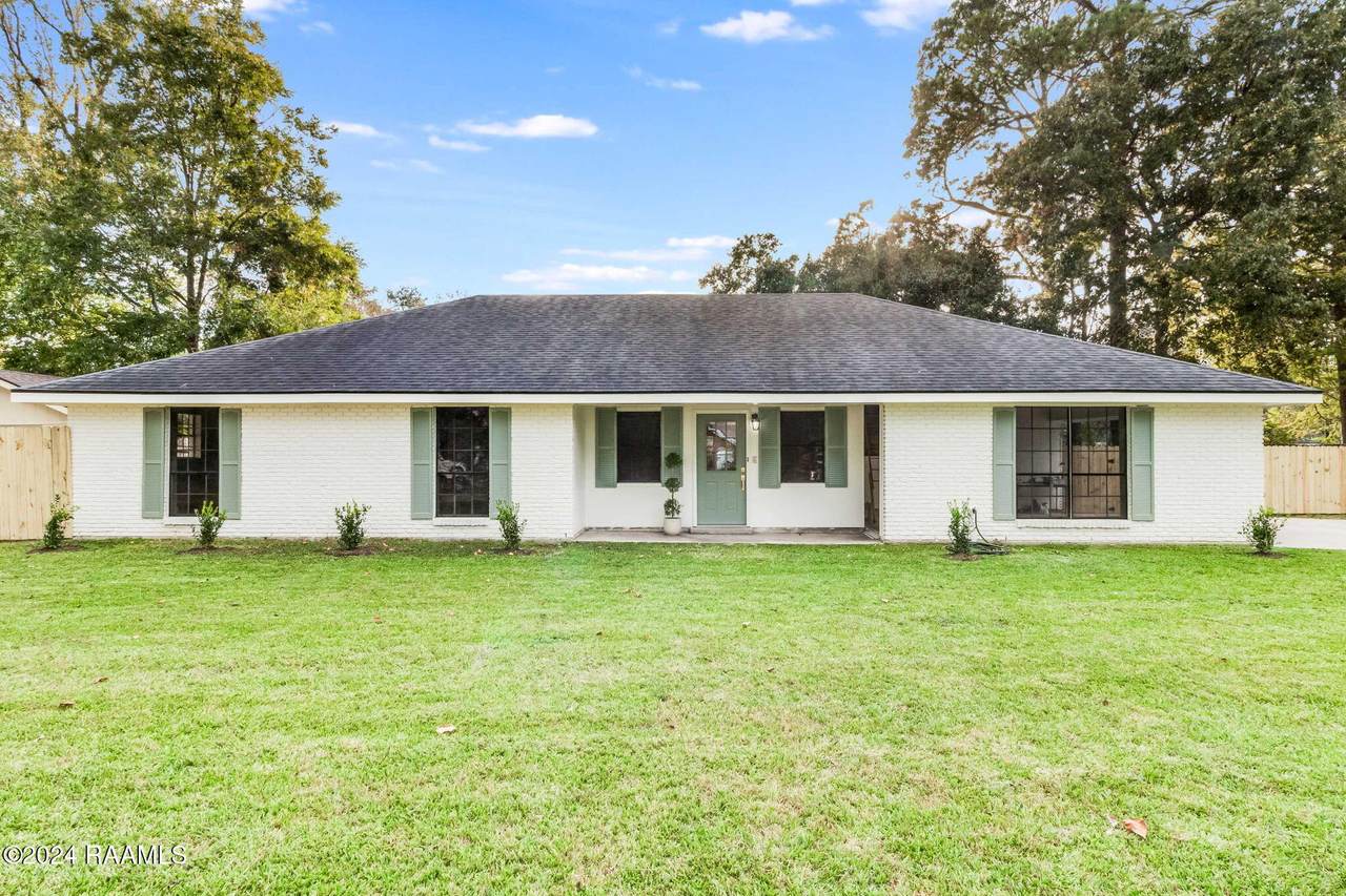 133 Saxon Drive, Lafayette, LA 70508 (MLS #25000487) :: Keaty Real Estate