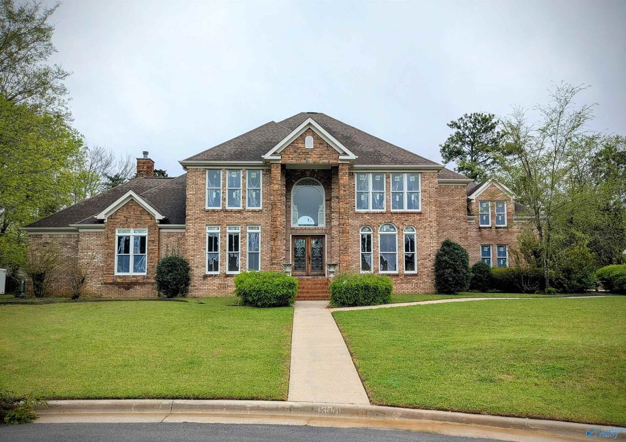 3304 Forest Glen Drive, Decatur, AL 35603 (MLS #21885696) :: MarMac ...