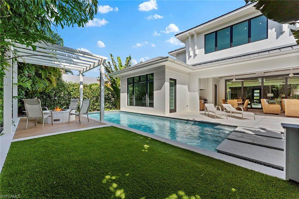 644 W Lake Dr, Naples, FL 34102 (#225073095) :: Michael Sutkus ...