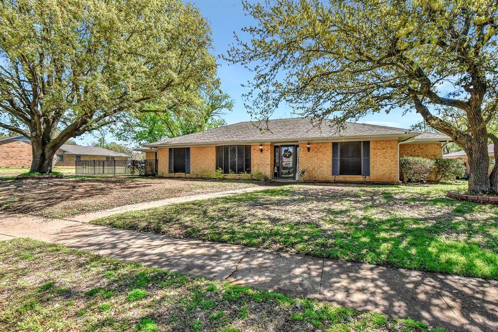 1701 Crescent Drive, Sherman, TX 75092 (#20294518) :: Homes By Lainie ...