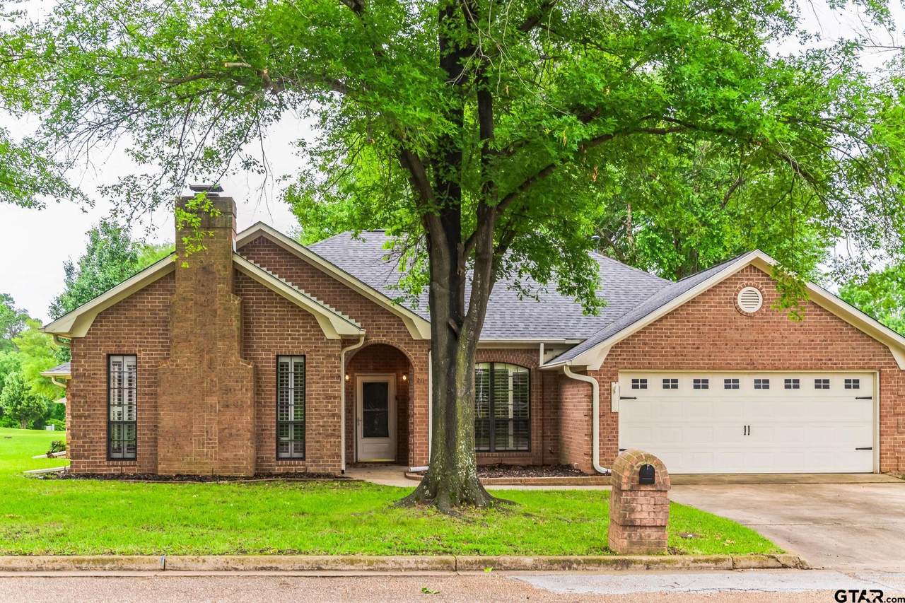 211 Spring Lake Dr, Mineola, TX 75773 (MLS #24006083) :: Dee Martin Realty Group